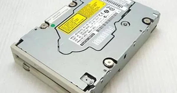 Fujitsu DynaMO Internal SCSI 640 mb Optical Drive MCE3064SS